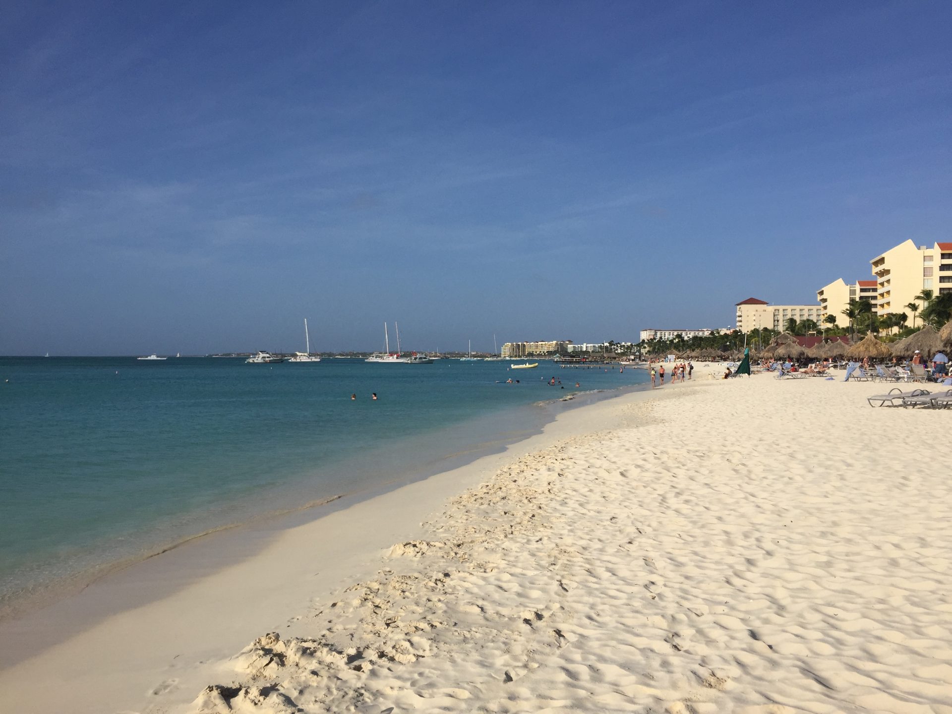 Sunny Weather in Aruba – escargot.travel